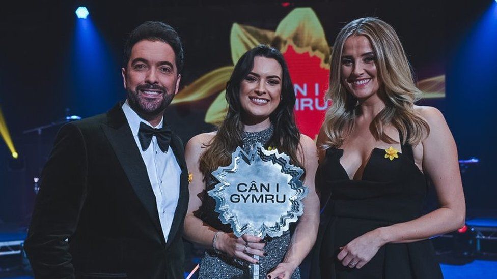 Sara Davies yn ennill Cân i Gymru 2024 gyda'r gân Ti - BBC Cymru Fyw