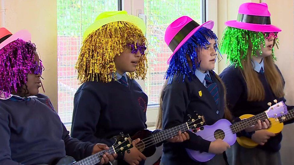 Frome: Children's rock duo are a hit with primary pupils - BBC News