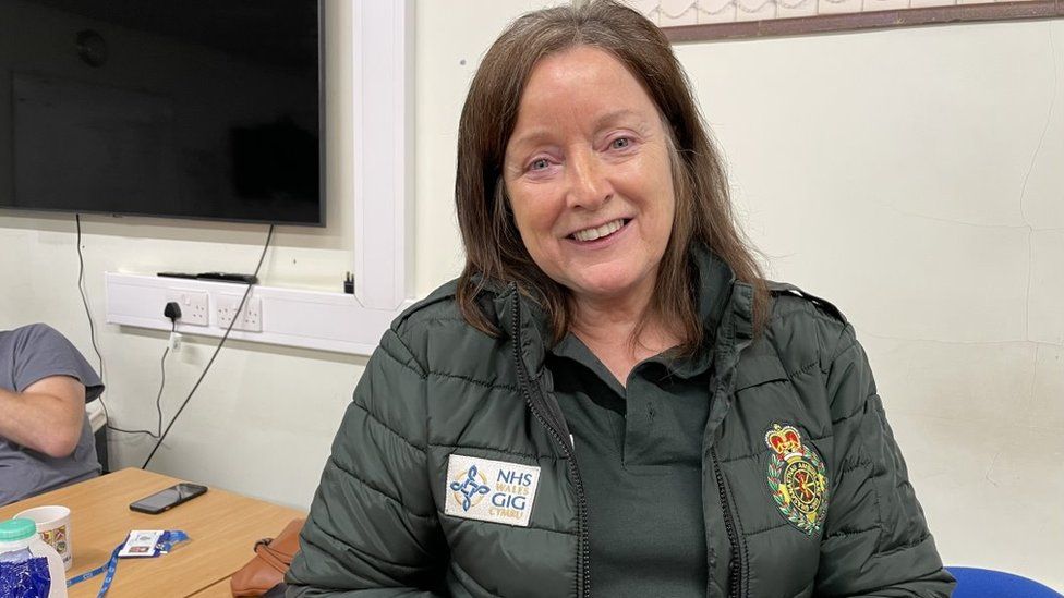 Galw am fwy o ymatebwyr cyntaf ar gyfer cymunedau gwledig - BBC Cymru Fyw