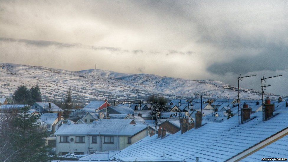 Snow: Drivers urged to take 'extreme care' in icy conditions - BBC News