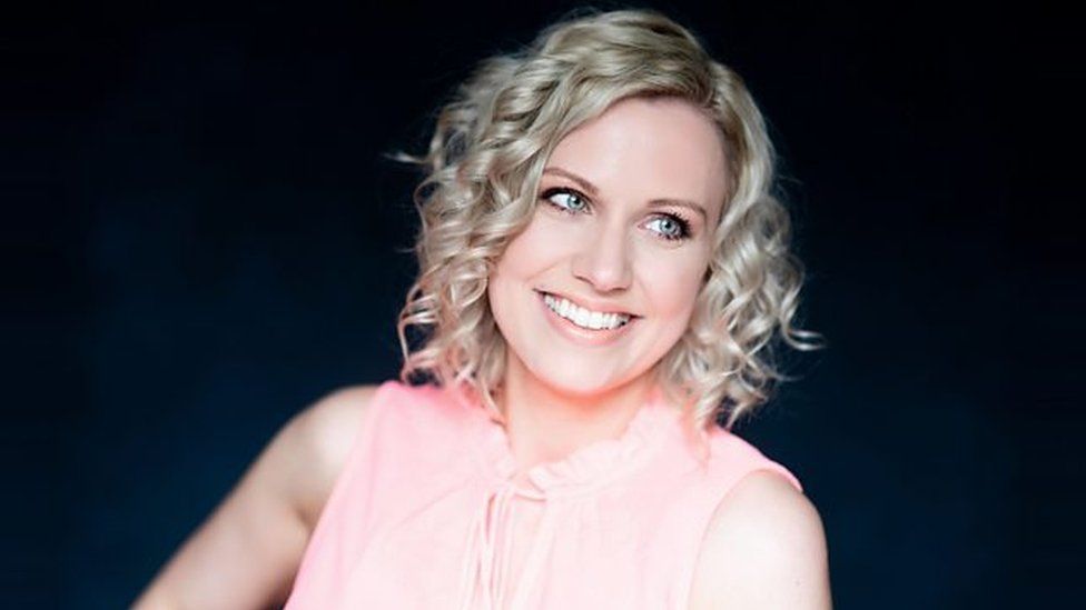 Ateb y Galw: Y cyflwynydd Alex Humphreys - BBC Cymru Fyw