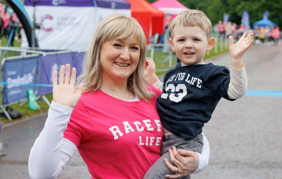 Race For Life runners are in the pink - BBC News