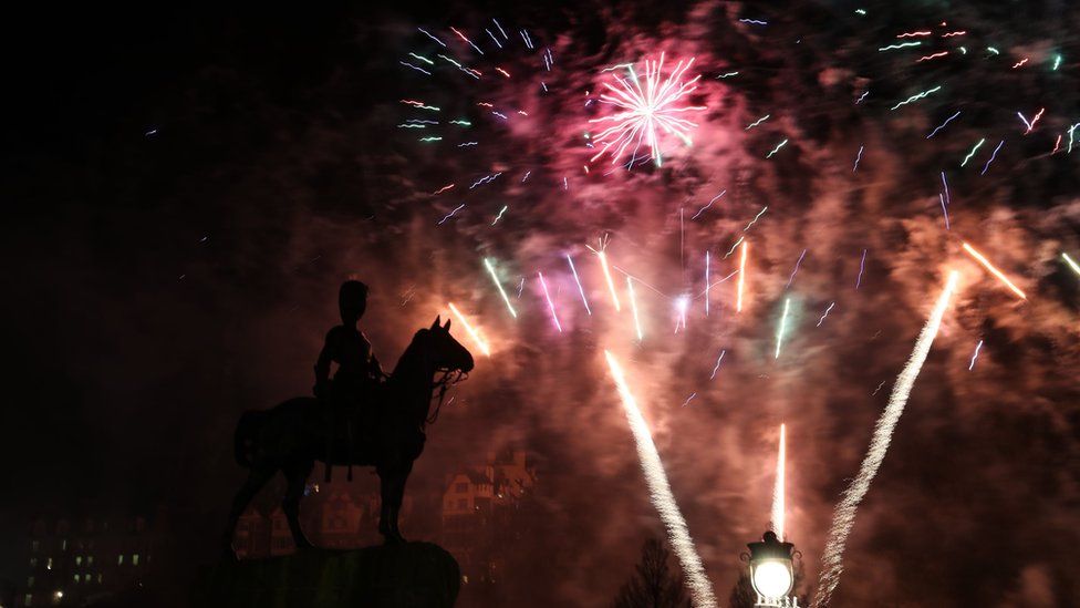 Edinburgh fireworks bring in the new year in spectacular style - BBC News