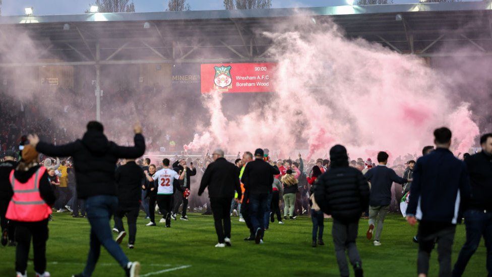 Cefnogwyr Wrecsam ar ben y byd wedi dyrchafiad - BBC Cymru Fyw