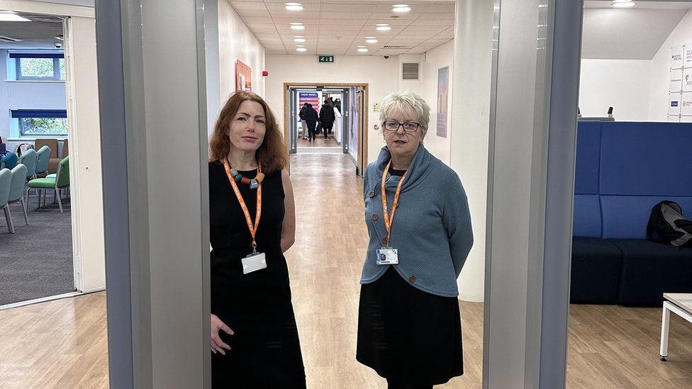 Milton Keynes College students 'feel safer' with knife arches - BBC News