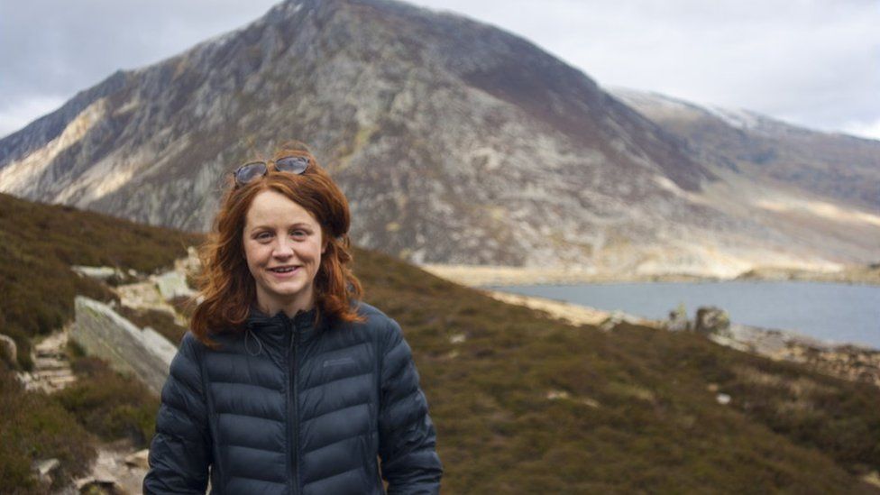 Llyfr y Flwyddyn: Enillwyr categorïau ffuglen a barddoniaeth - BBC ...