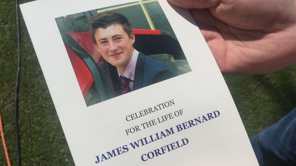 Cannoedd yn cofio James Corfield yn Nhrefaldwyn - BBC Cymru Fyw