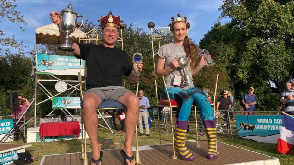 World Conker Champions crowned in Northamptonshire - BBC News