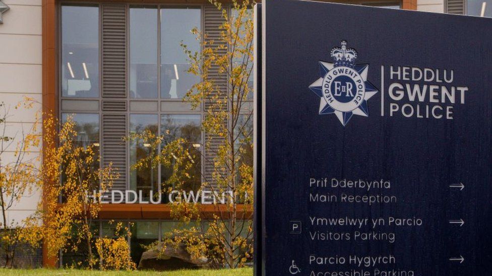 Heddwas Gwent yn gwadu ymosod yn rhywiol ar ferch - BBC Cymru Fyw