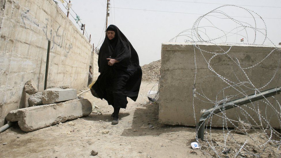 Iraq conflict: Baghdad building wall against IS - BBC News