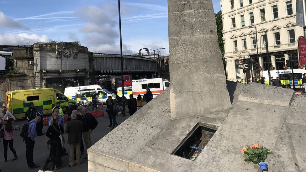 London attack: Quiet but defiant mood at London Bridge - BBC News