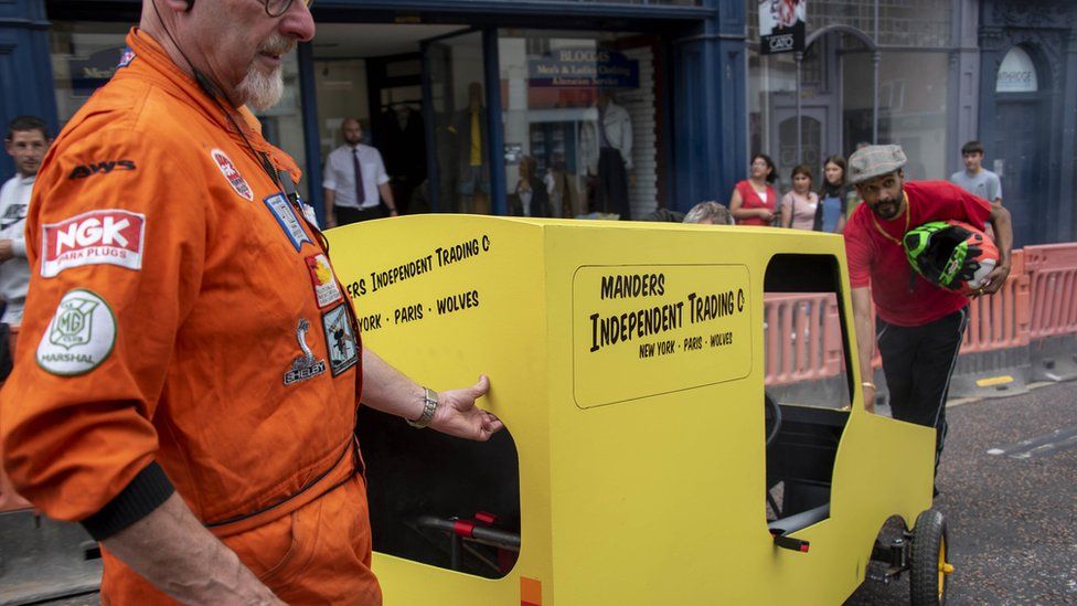 Thousands turn out for Wolverhampton's soapbox racing event - BBC News