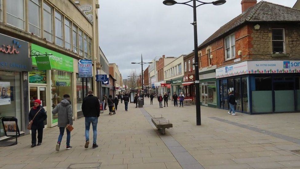 Swindon volunteer hub set up 'to save' town centre after Covid - BBC News