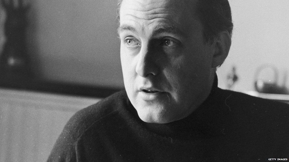 Former ITN newsreader Gordon Honeycombe dies aged 79 - BBC News