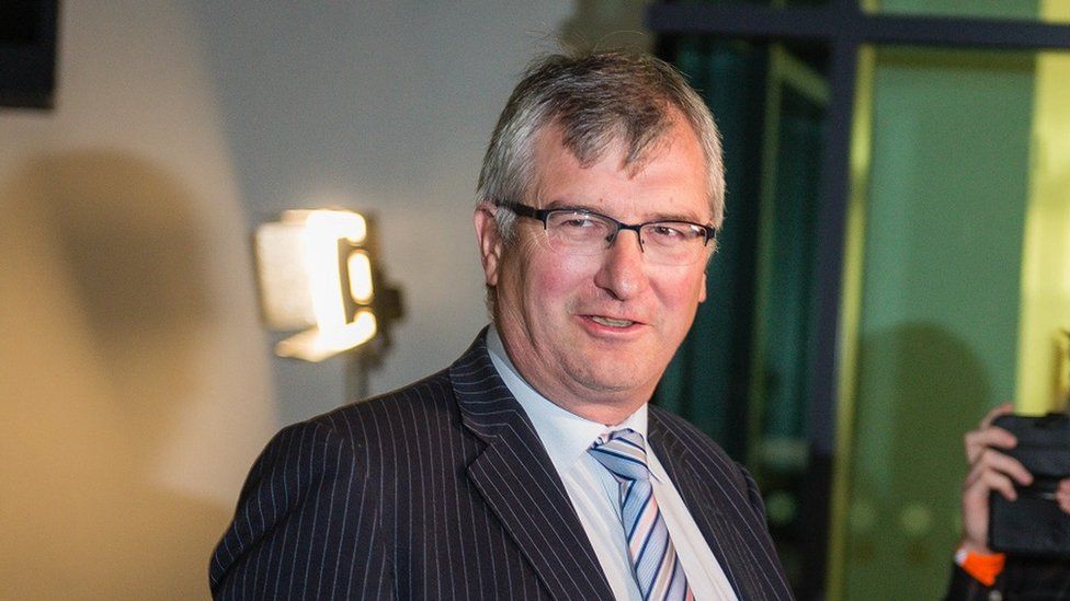 Tom Elliott and John Larkin settle defamation case - BBC News