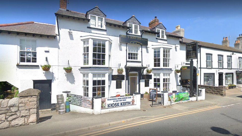 Abergele: Newid enw Cymraeg tafarn yn 'ddilornus a diangen' - BBC Cymru Fyw
