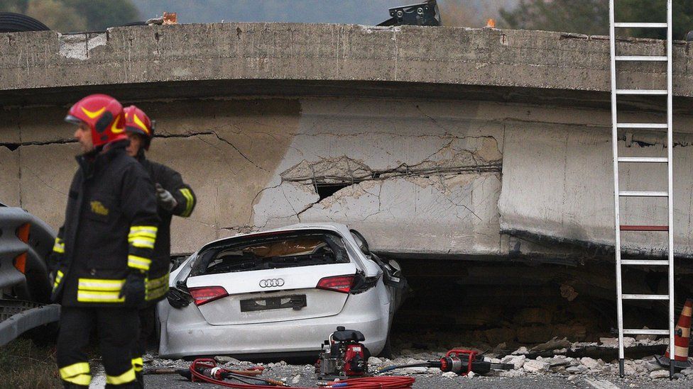 Italian bridge collapses on busy road in Lecco - BBC News