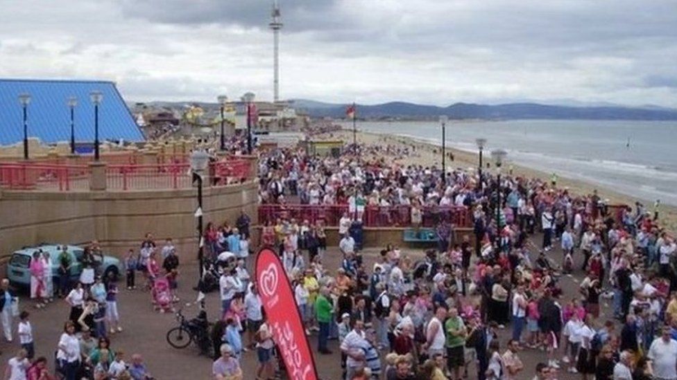 Y Rhyl: Difrod i awyren Red Arrows ar ôl i aderyn ei tharo - BBC Cymru Fyw
