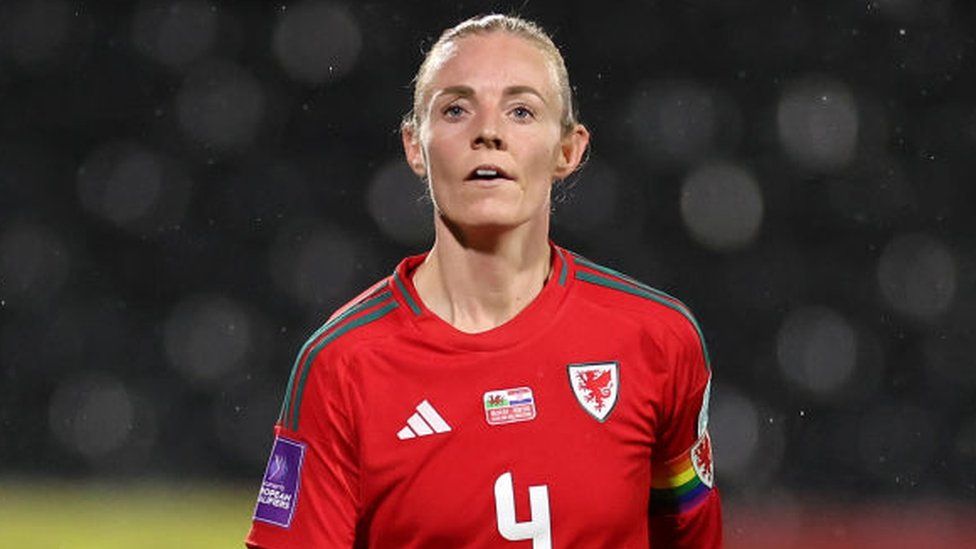 Sophie Ingle i gamu lawr fel capten tîm Cymru - BBC Cymru Fyw