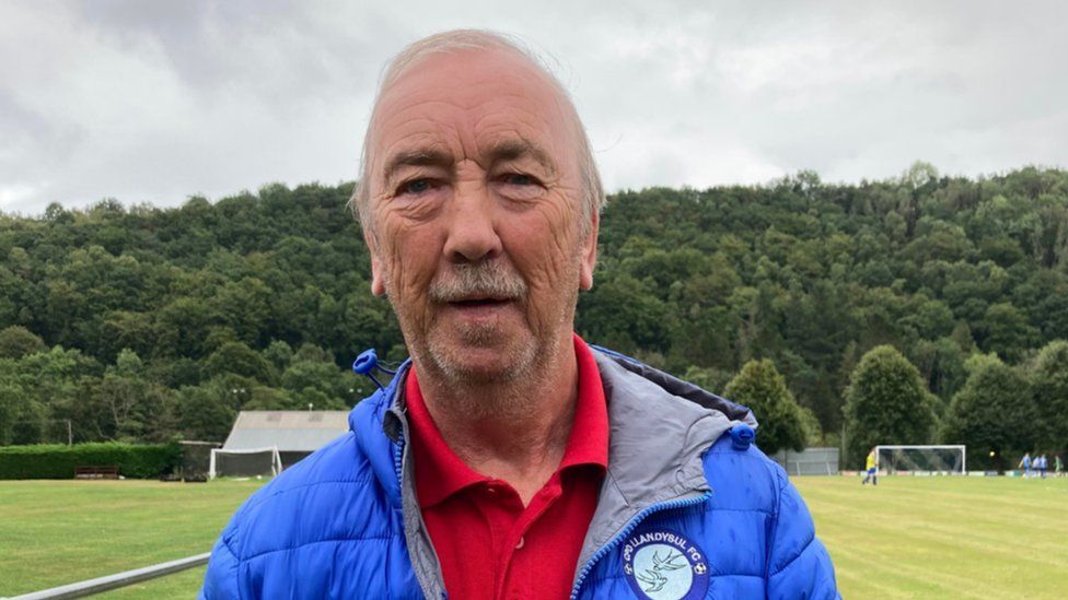 'Torcalon' diffyg chwaraewyr pêl-droed Castellnewydd Emlyn - BBC Cymru Fyw