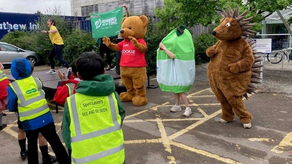 Running out of Time relay attracts more than 200 in Hereford - BBC News