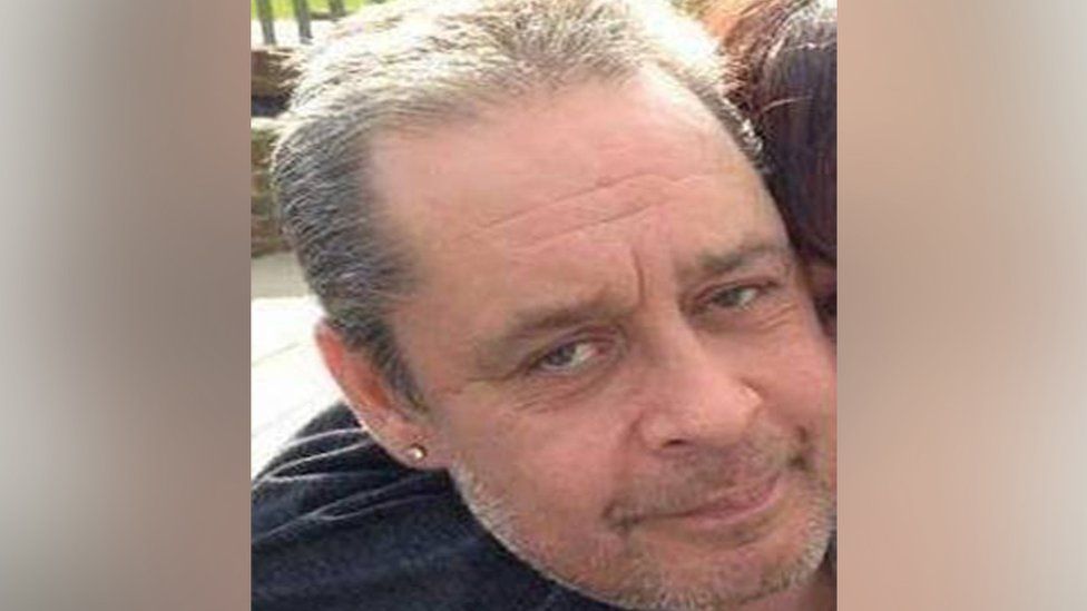 Rainham murder probe: Police appeal for help in manhunt - BBC News