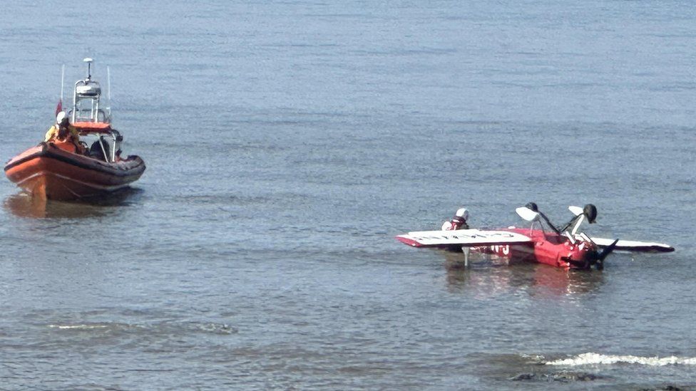 Awyren wedi plymio i'r môr ger Porthcawl - BBC Cymru Fyw