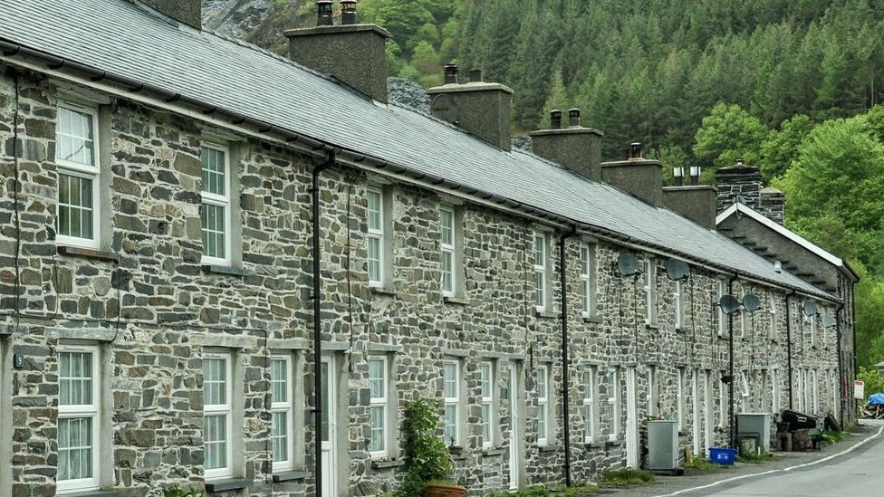 Aberllefenni: 'Pwysig cadw rhenti tai yn rhesymol' - BBC Cymru Fyw