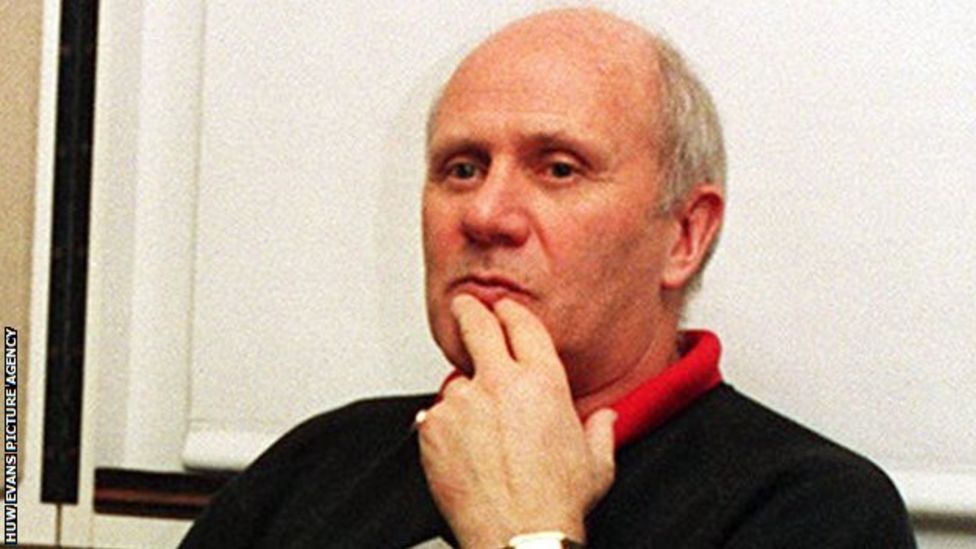 Mike Smith: Former Wales and Hull City manager dies aged 83 - BBC Sport