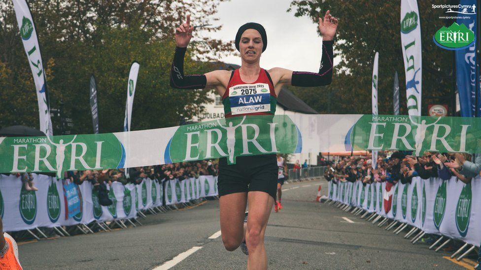 Lluniau: Marathon Eryri 2023 - BBC Cymru Fyw