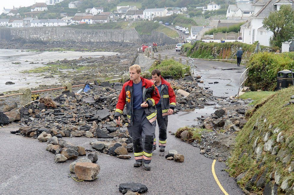 Cornwall floods: Clear-up follows flood 'devastation' - BBC News