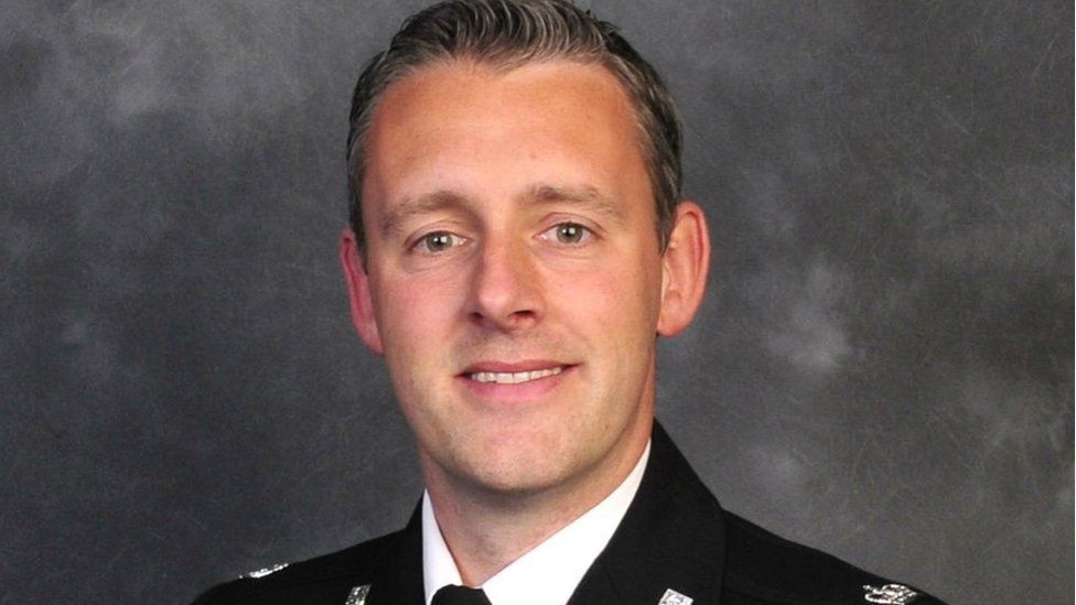 Burglar attempts break-in at Shropshire policeman's home - BBC News