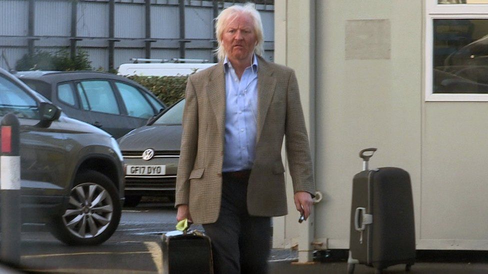 Bankrupts enjoy 'lavish lifestyles' - BBC News