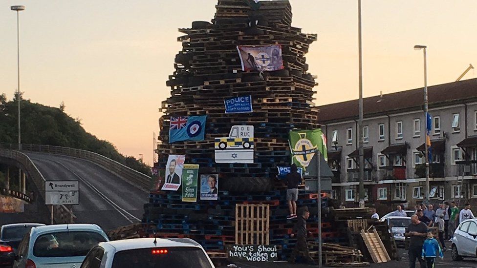 'Pipe bomb' thrown at police patrol at controversial bonfire - BBC News