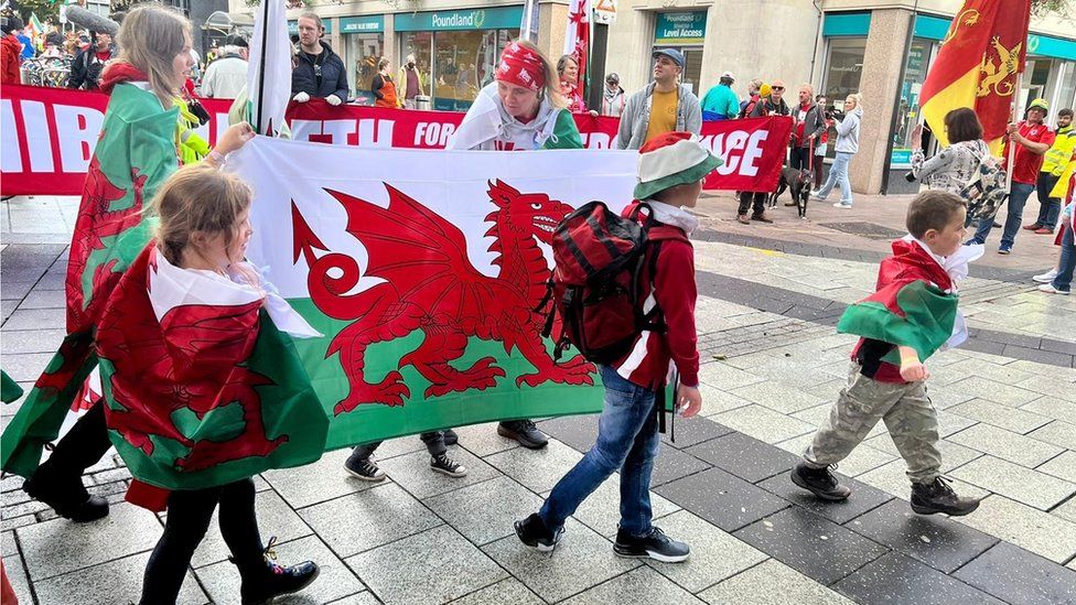 Welsh independence: Thousands march through Cardiff - BBC News