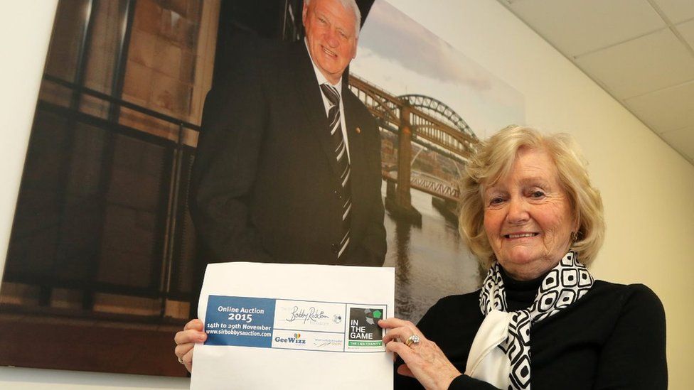 Sir Bobby Robson auction raises £170,000 - BBC News