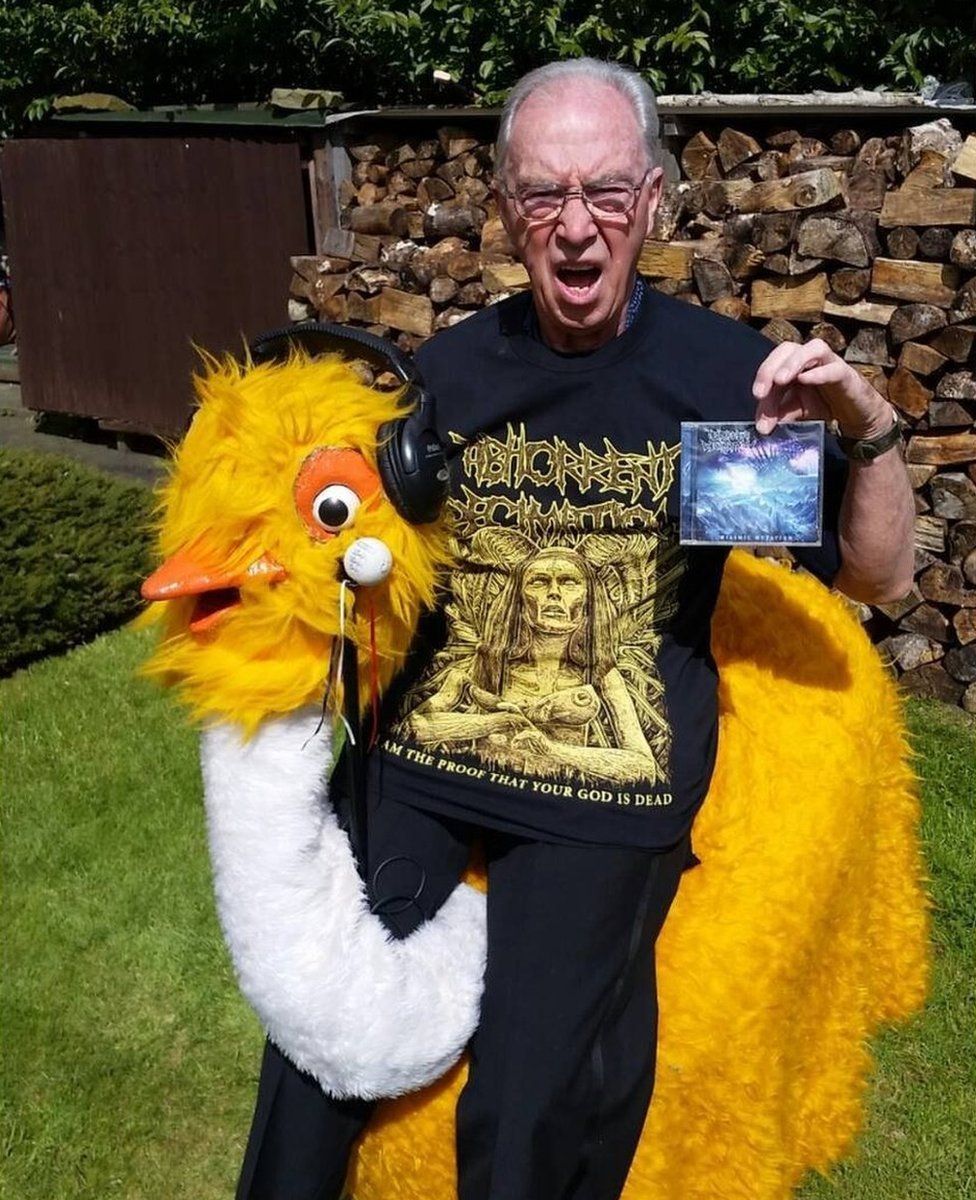 Bernie Clifton and ostrich to appear at Kerrang! Awards - BBC News