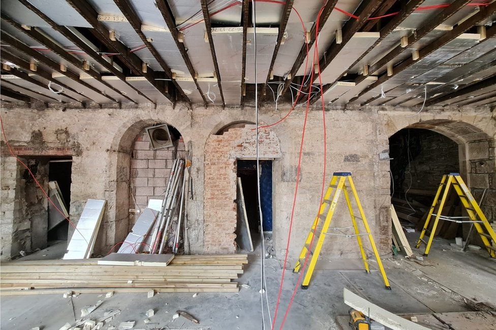 Entrance to forgotten square revealed by huge fire in Edinburgh - BBC News