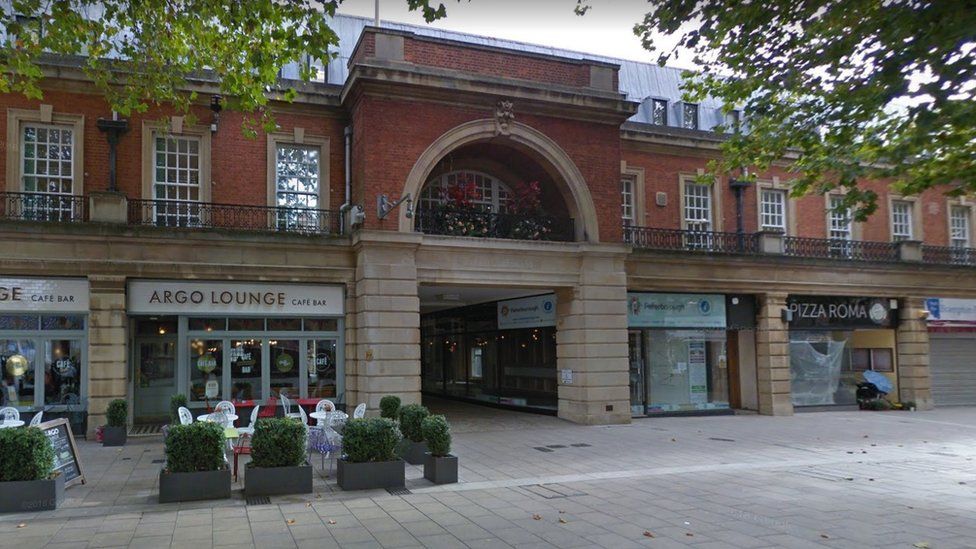 Peterborough homeless pair must leave shopping arcade - BBC News