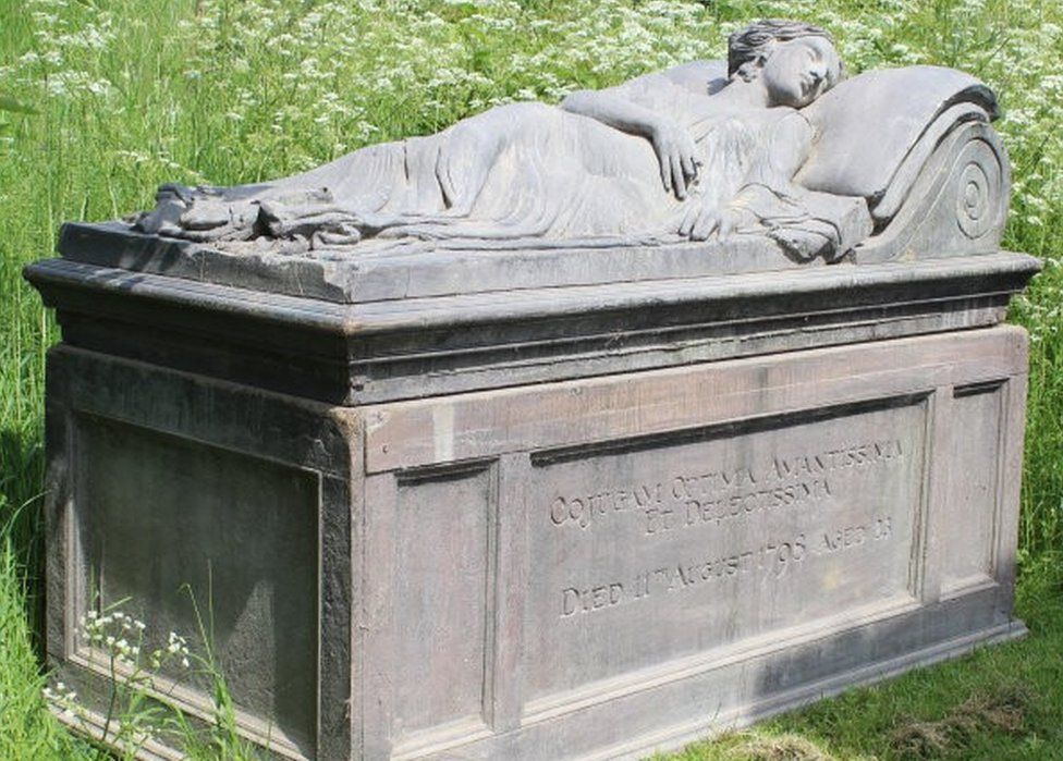 Hammer Horror tomb from Lust of the Vampire auctioned - BBC News