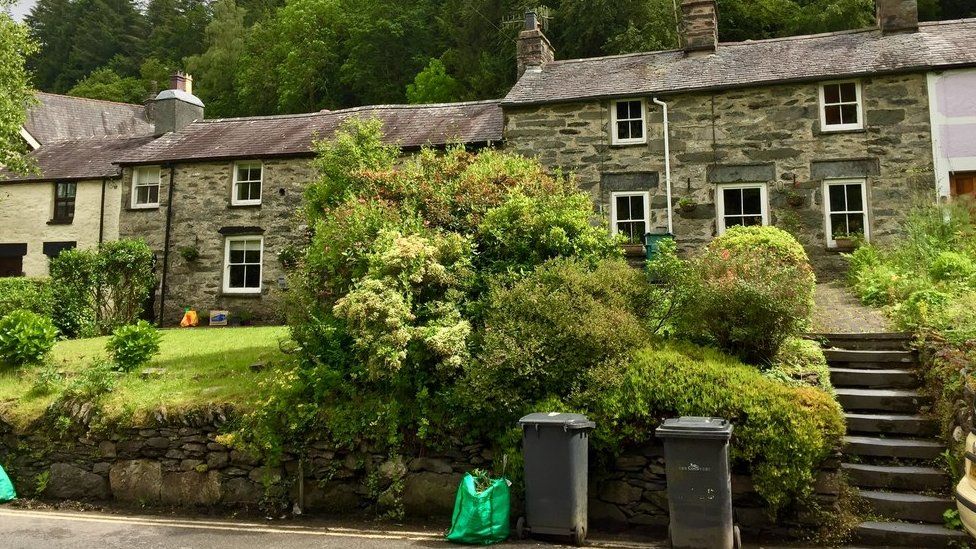 Snowdonia home buy help project has no successful applicants - BBC News