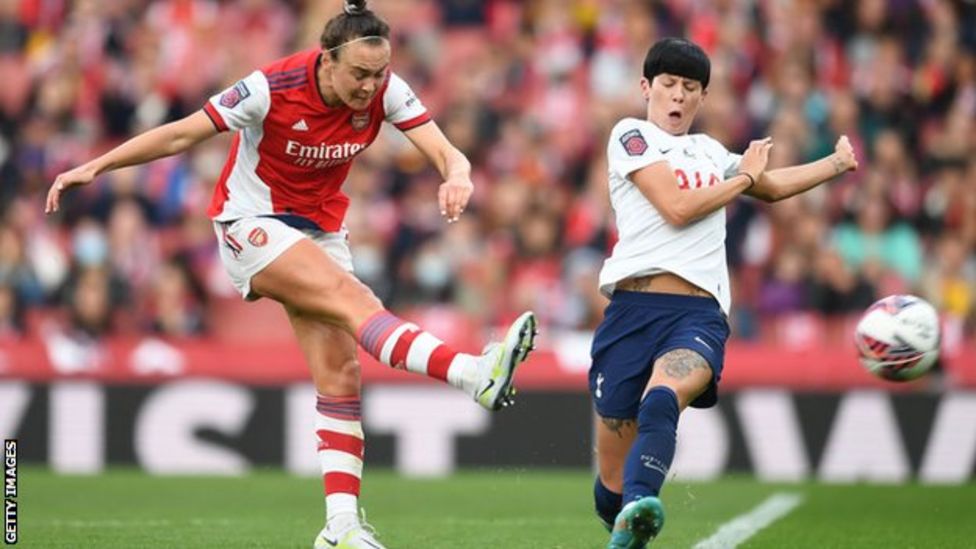 Arsenal: Caitlin Foord signs new contract - BBC Sport