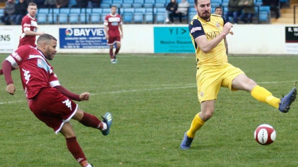 Bae Colwyn yn ystyried dychwelyd i bêl-droed yng Nghymru - BBC Cymru Fyw