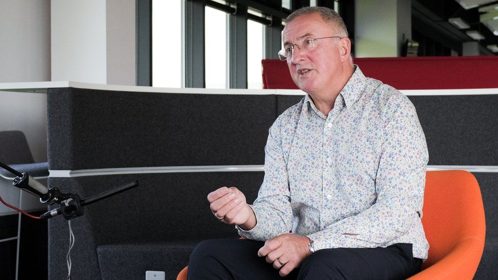 S4C failing to reach online audiences, says new chairman - BBC News