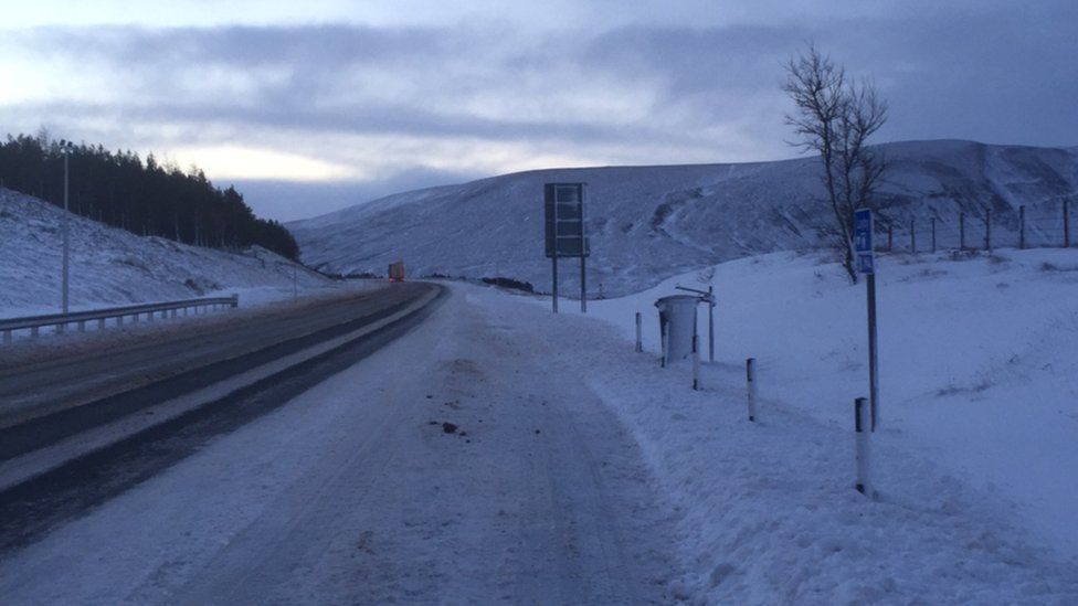 Disruption for commuters as snow and wind hit - BBC News