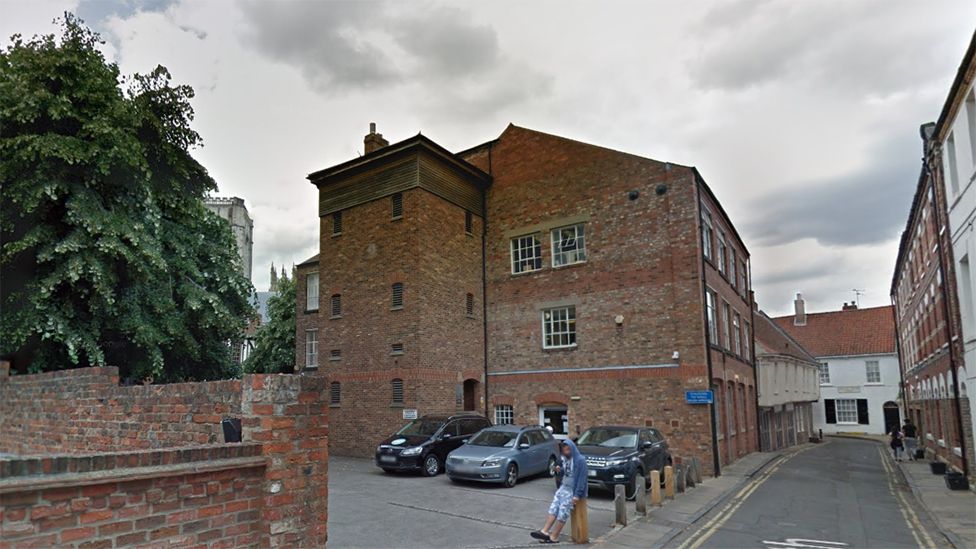 York Minster's affordable flats plan approved - BBC News