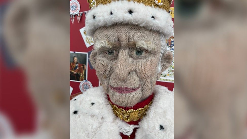 Bristol knitters create life-size woollen model of the king - BBC News