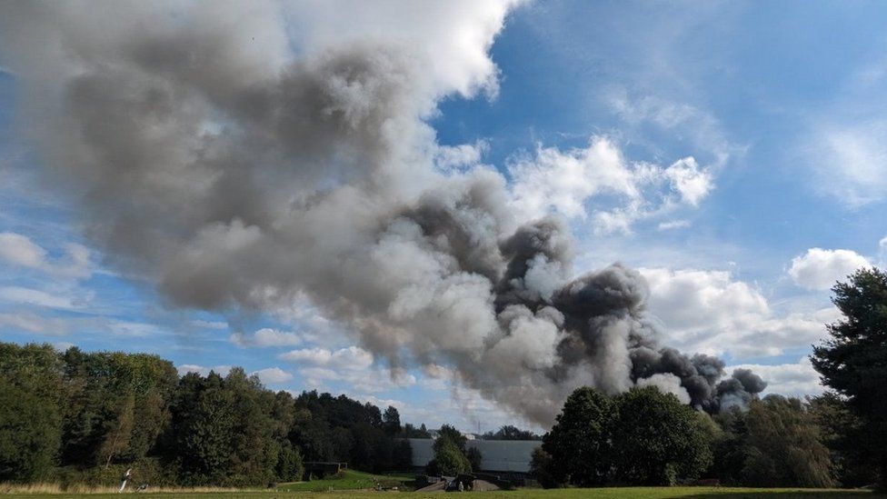 Plumes of smoke seen from large factory fire in Dudley - BBC News