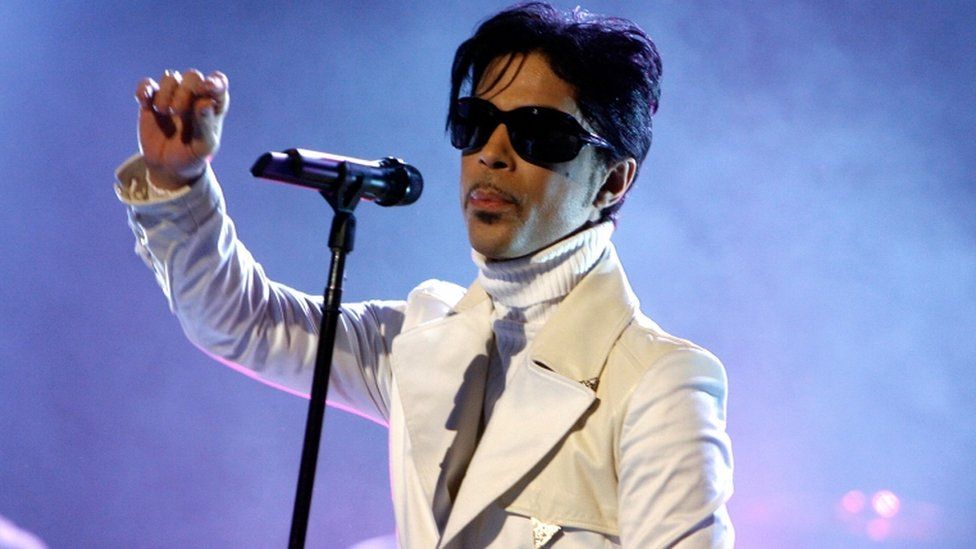 Prince: Fans pay tribute and recall legendary live shows - BBC News