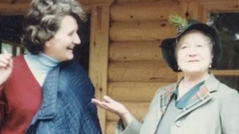 Queen's cousin Margaret Rhodes dies - BBC News